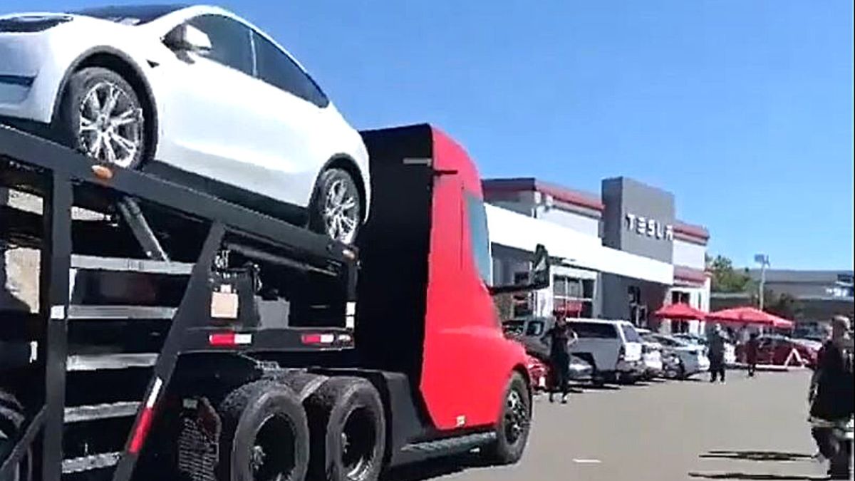It's So Beautiful To See Tesla Semi Delivering Tesla Cars To Undefined ...