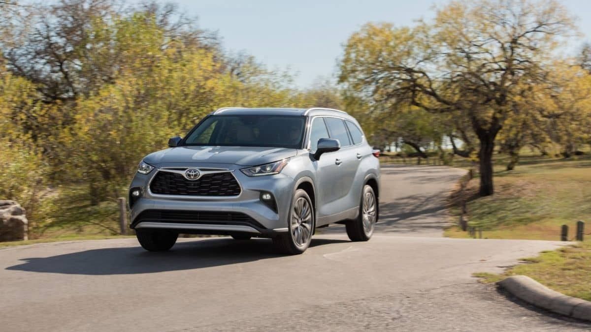 Owners Say Toyota Highlander Windshield Chips and Cracks more than It ...